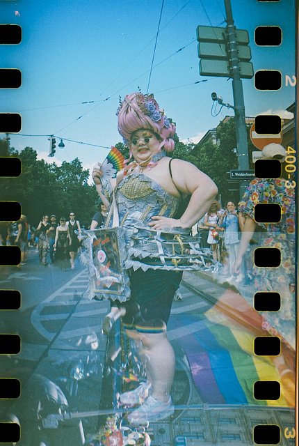【Sprocket Rocket 35mm 全景菲林相機】 一起來看看同志驕傲月下的狂歡，慶祝平等的愛遍地開花 · Lomography