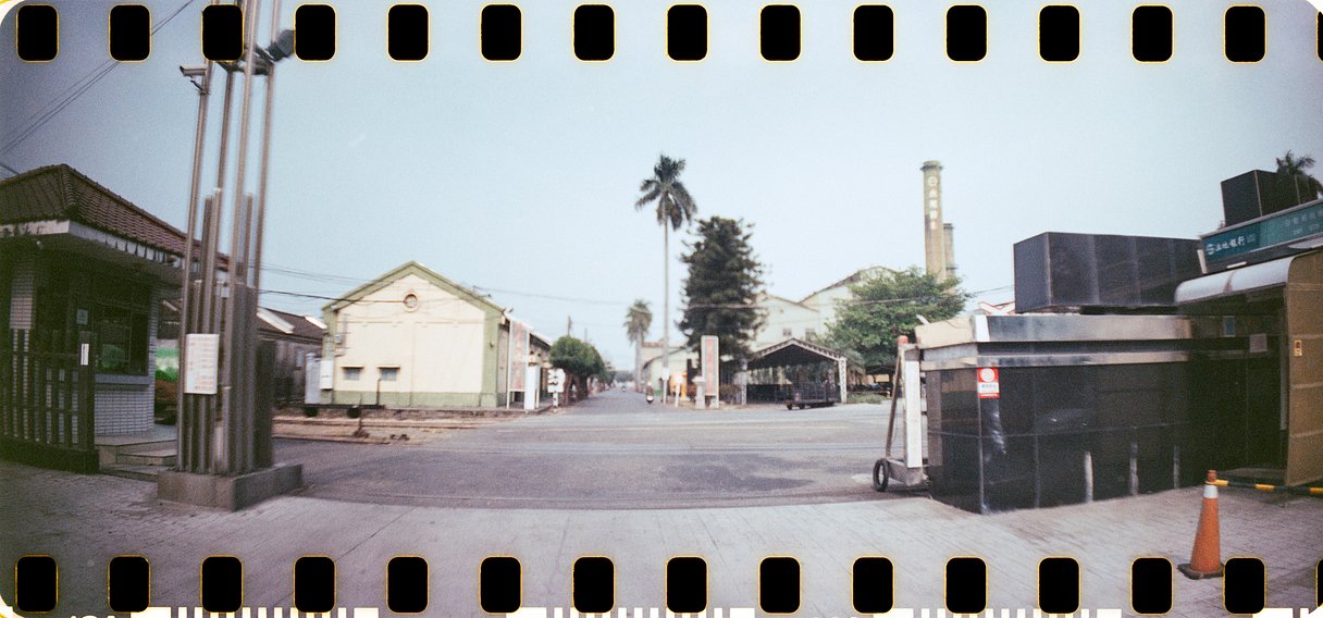 【Sprocket Rocket 35mm 全景底片相機】暗房 bb 的寬幅：底片攝影在 20 · Lomography
