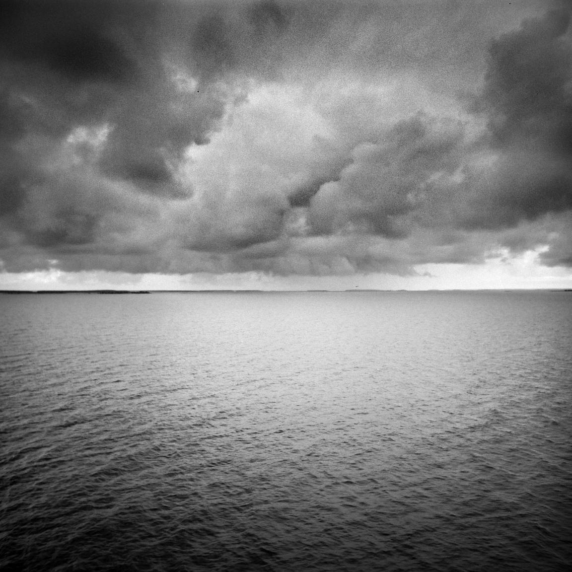 아리 야크시:: 핀란드 사진작가의 흑백 사진과 공간 이야기 · Lomography