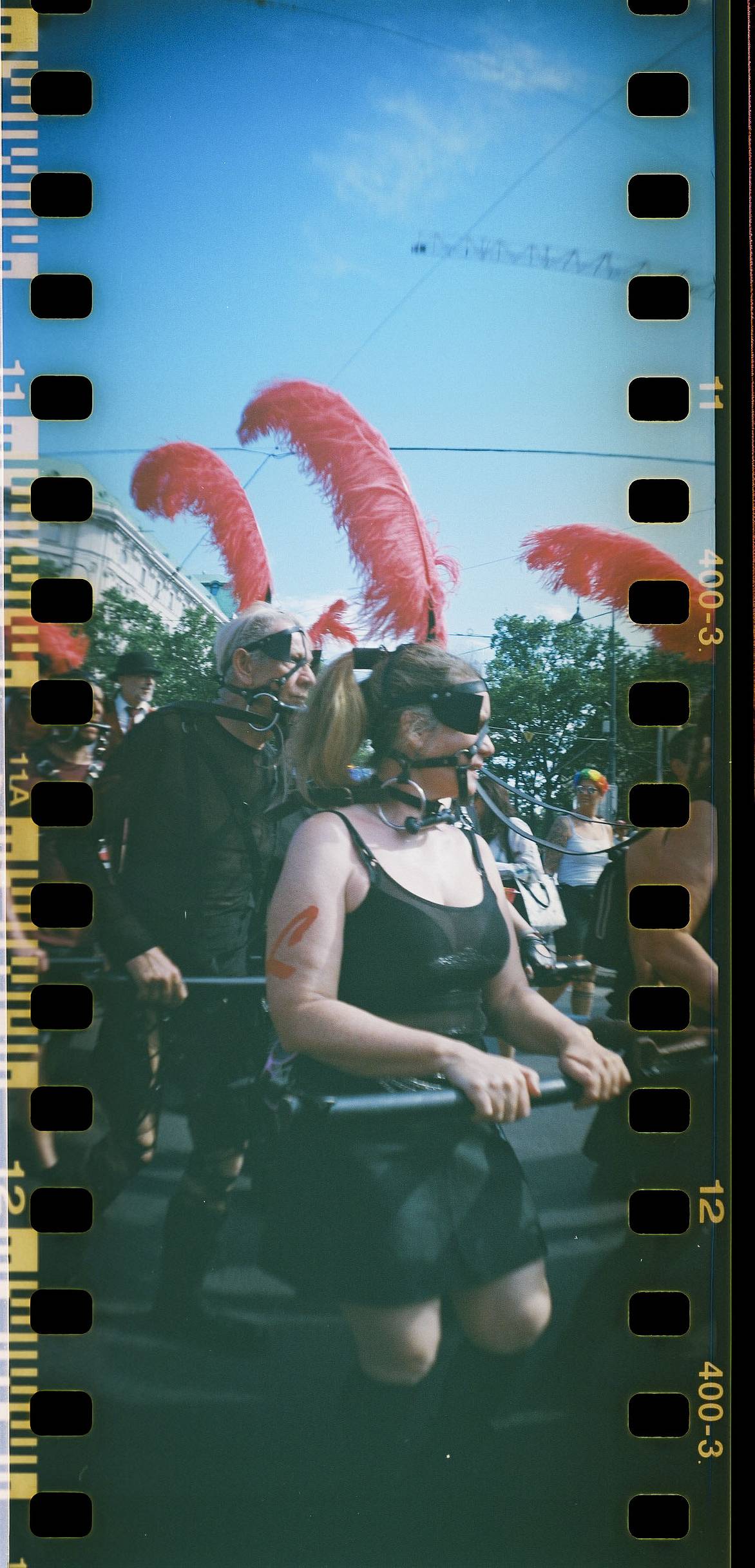 【Sprocket Rocket 35mm 全景底片相機】 一起來看看同志驕傲月下的狂歡，慶祝平等的愛遍地開花 · Lomography