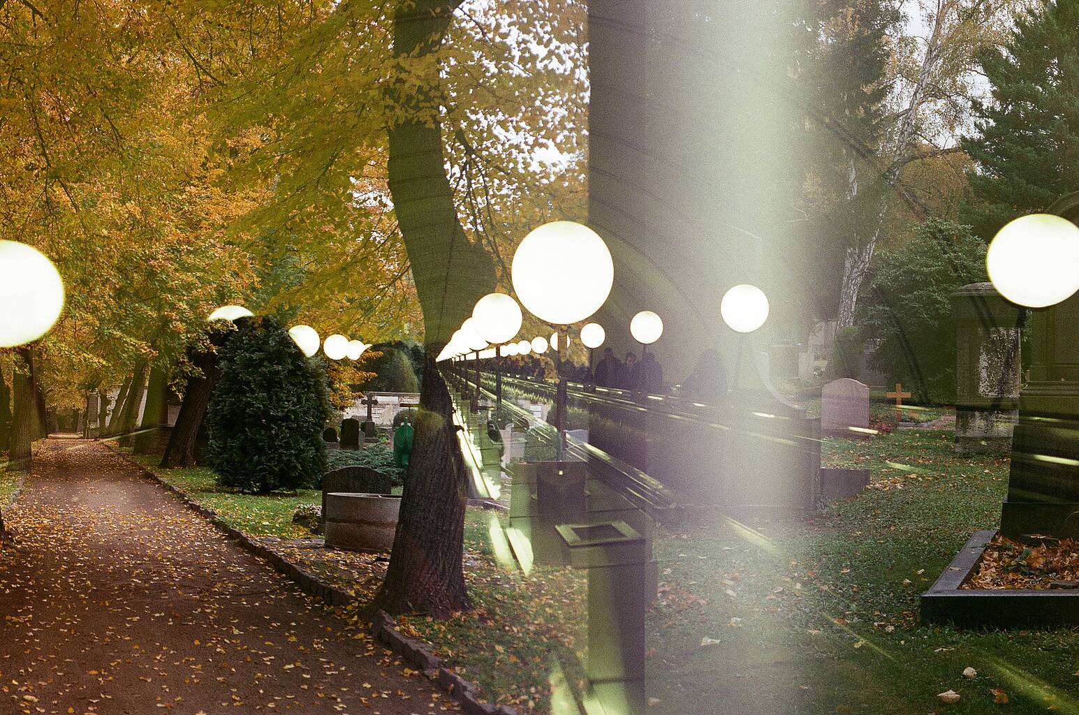 Herbst in Dresden und Moskauer Metro im April. /… — · Lomography