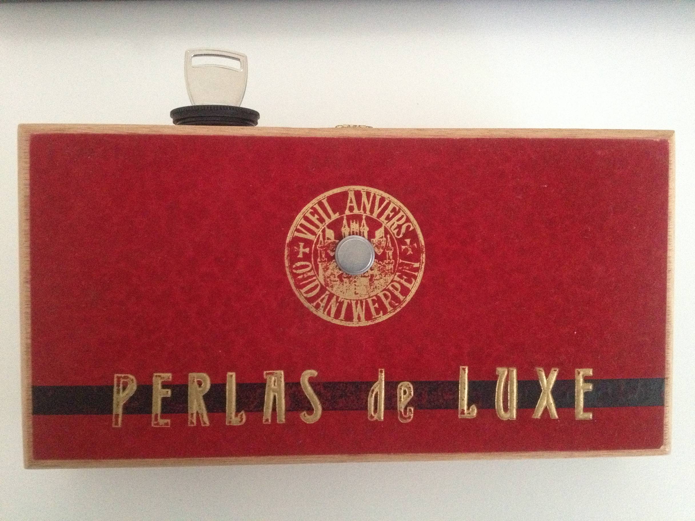 Pinhole Photography: Medium Format Cigar Box Pinhole · Lomography