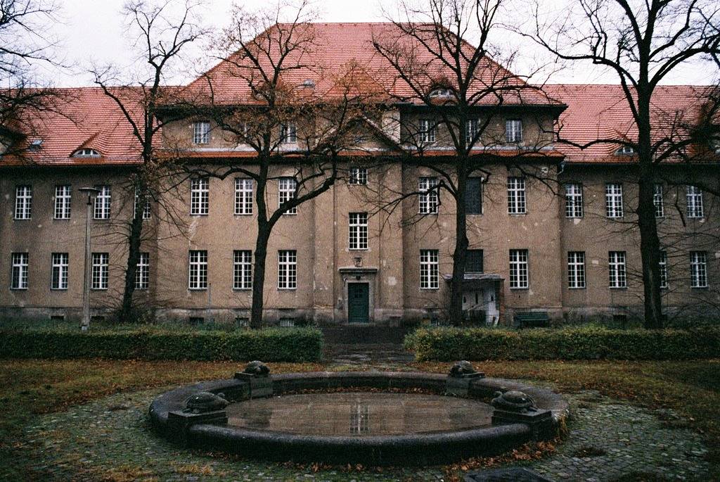 Die ungenutzte IV. Irrenanstalt von Berlin-Buch · Lomography